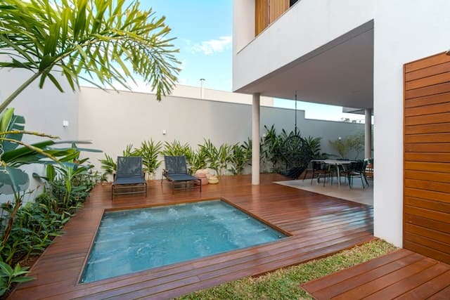 Comment aménager une terrasse avec spa extérieur